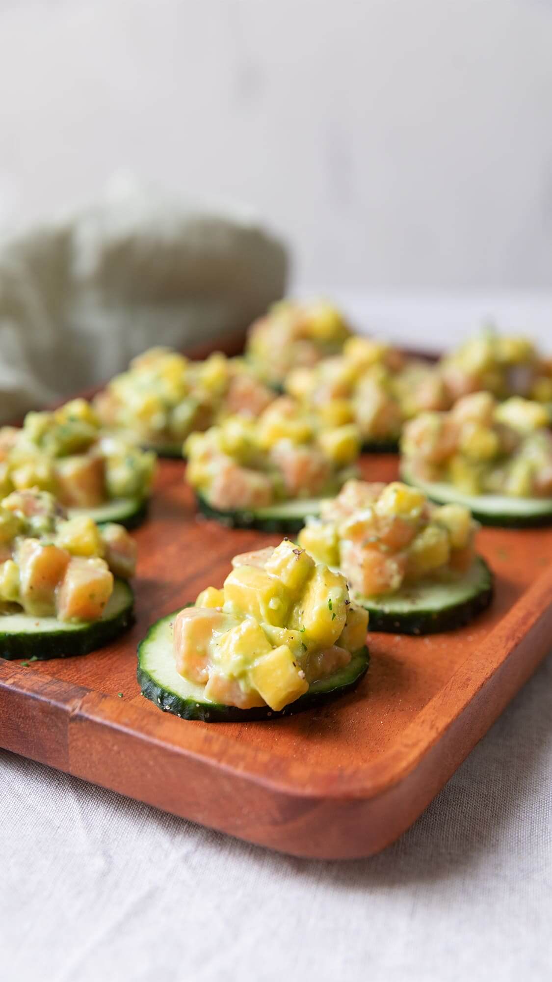 Montadito de pepino con salmón, mango y salsa de aguacate en Mambo ...